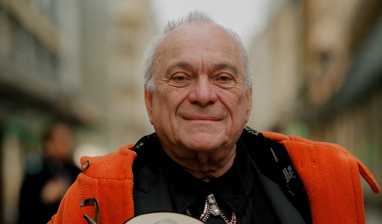 Emily in Paris' Pierre Cadault maakt zijn opwachting bij Paris Fashion Week