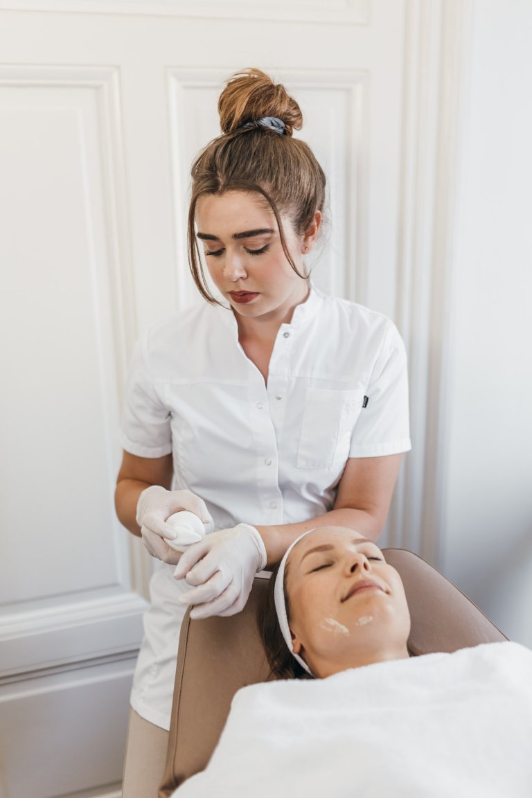 Hoe kun je huidproblemen rond de ogen het beste behandelen?